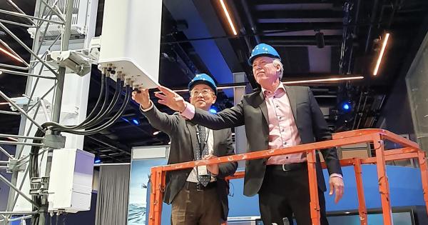 KT, 에릭슨과 LTE·5G 안테나 결합된 무선유닛 시연 성공 - 한국인포맥스